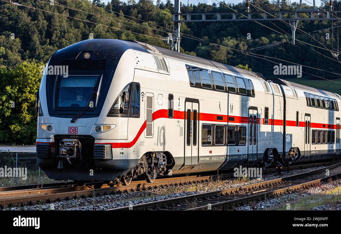 Ein Intercity 2 der Deutschen Bahn fährt von Zürich, via Schaffhausen ...