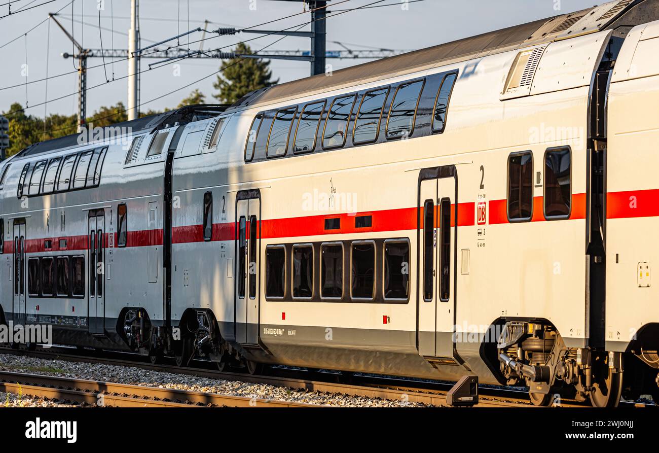 Ein Intercity 2 der Deutsche Bahn nach der Durchfahrt durch den Zürcher ...