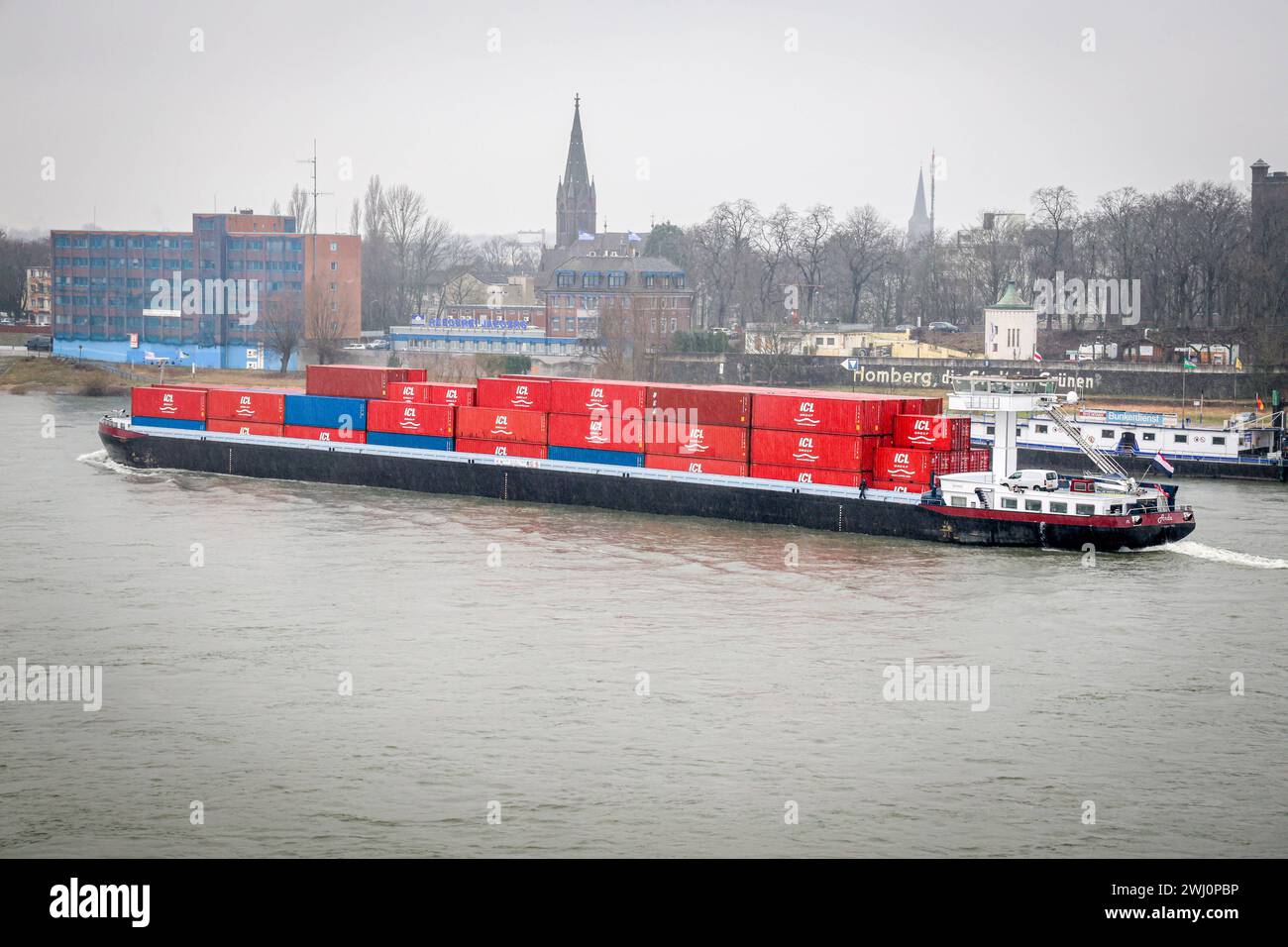 Schiffsverkehr im Hafen von Duisburg. Das niederländische ...