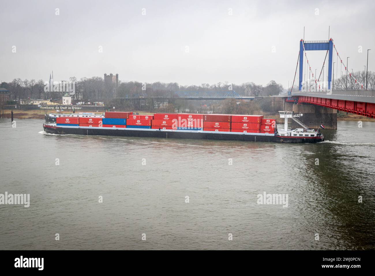 Schiffsverkehr im Hafen von Duisburg. Das niederländische ...