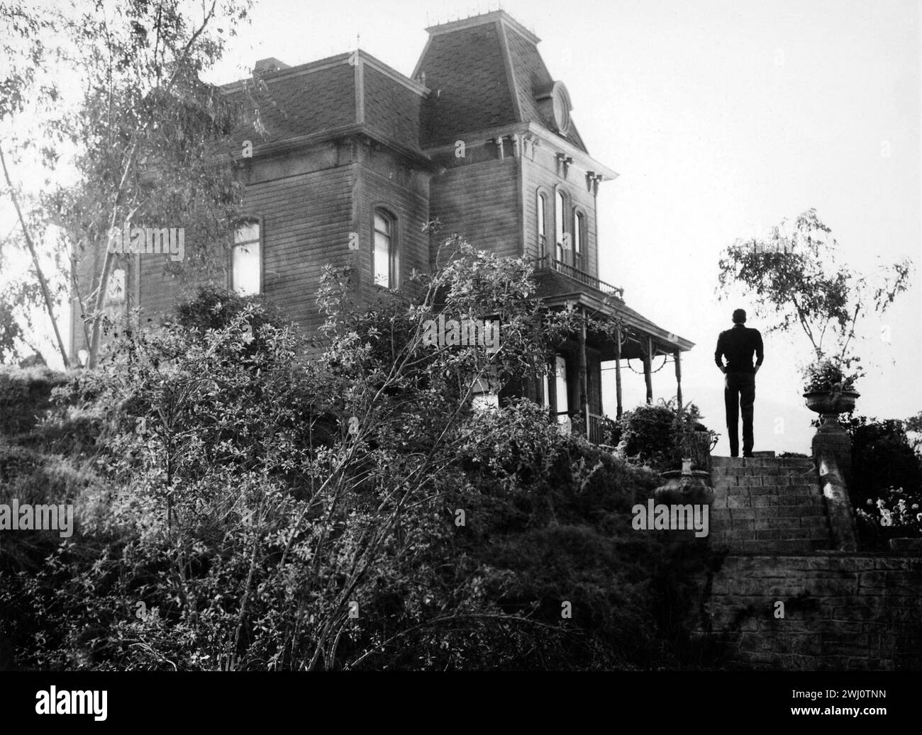 Anthony Perkins outside a house in "Psycho" (Paramount, 1960 ...