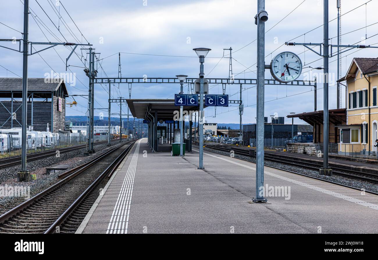 Blick auf das Perron Gleis 3 und 4 des Bahnhof Rafz. Hier fährt nur die ...