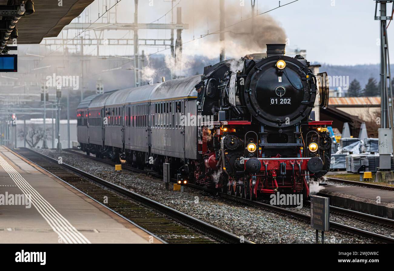Die Dampflok BR 01 (Baureihe 01, 01 202) fährt in den Bahnhof Rafz ein ...
