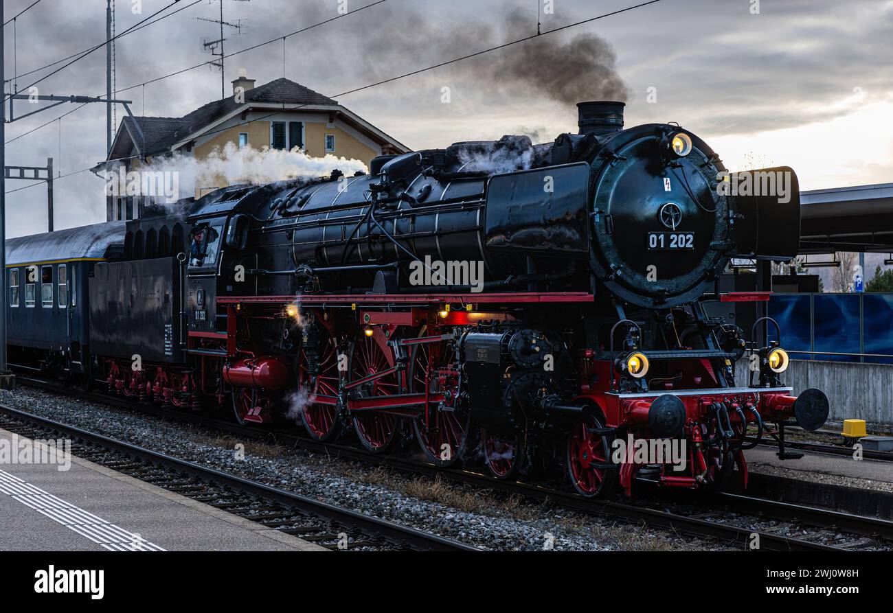 Die Dampflok BR 01 (Baureihe 01, 01 202) fährt in den Bahnhof Rafz ein. Die Schnellzuglokomotive ...