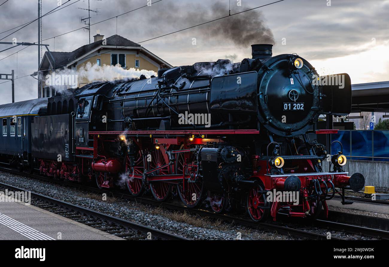 Die Dampflok BR 01 (Baureihe 01, 01 202) fährt in den Bahnhof Rafz ein ...