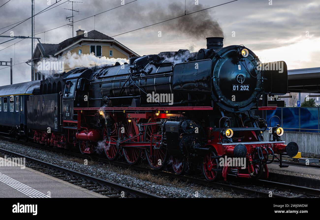 Die Dampflok BR 01 (Baureihe 01, 01 202) fährt in den Bahnhof Rafz ein ...