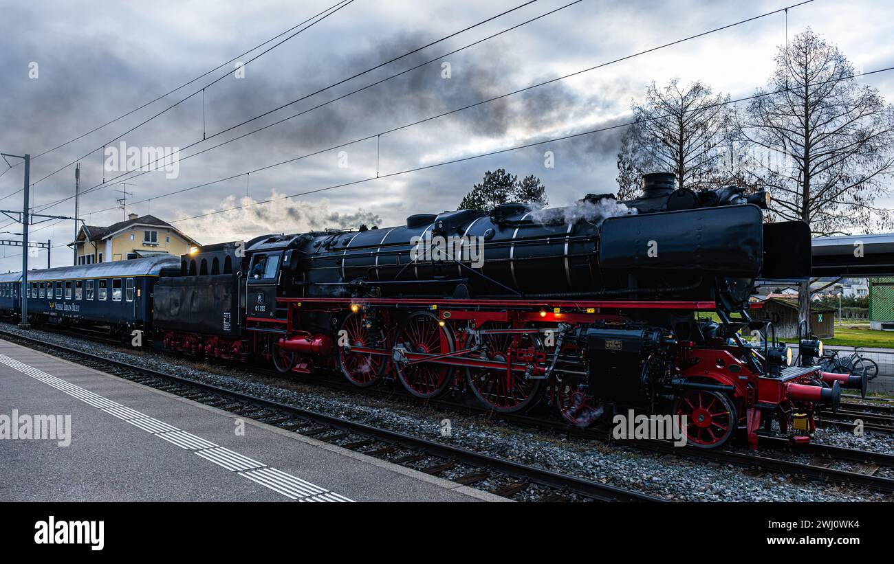 Die Dampflok BR 01 (Baureihe 01, 01 202) fährt in den Bahnhof Rafz ein ...