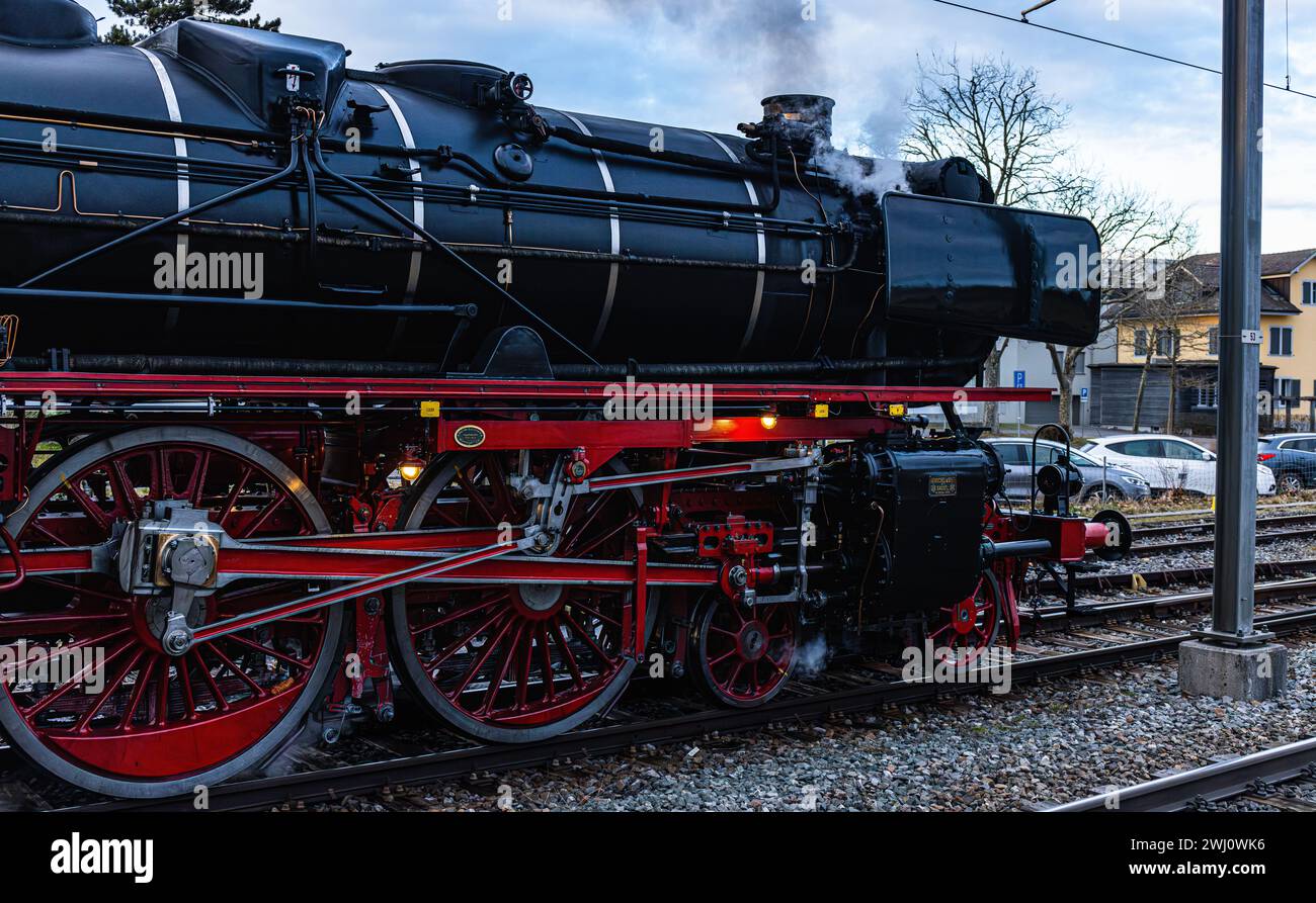 Unter Dampf wartet die Dampflokomotive der Baureihe 01 (BR 01, 01 202) im Bahnhof Rafz bis sie ...
