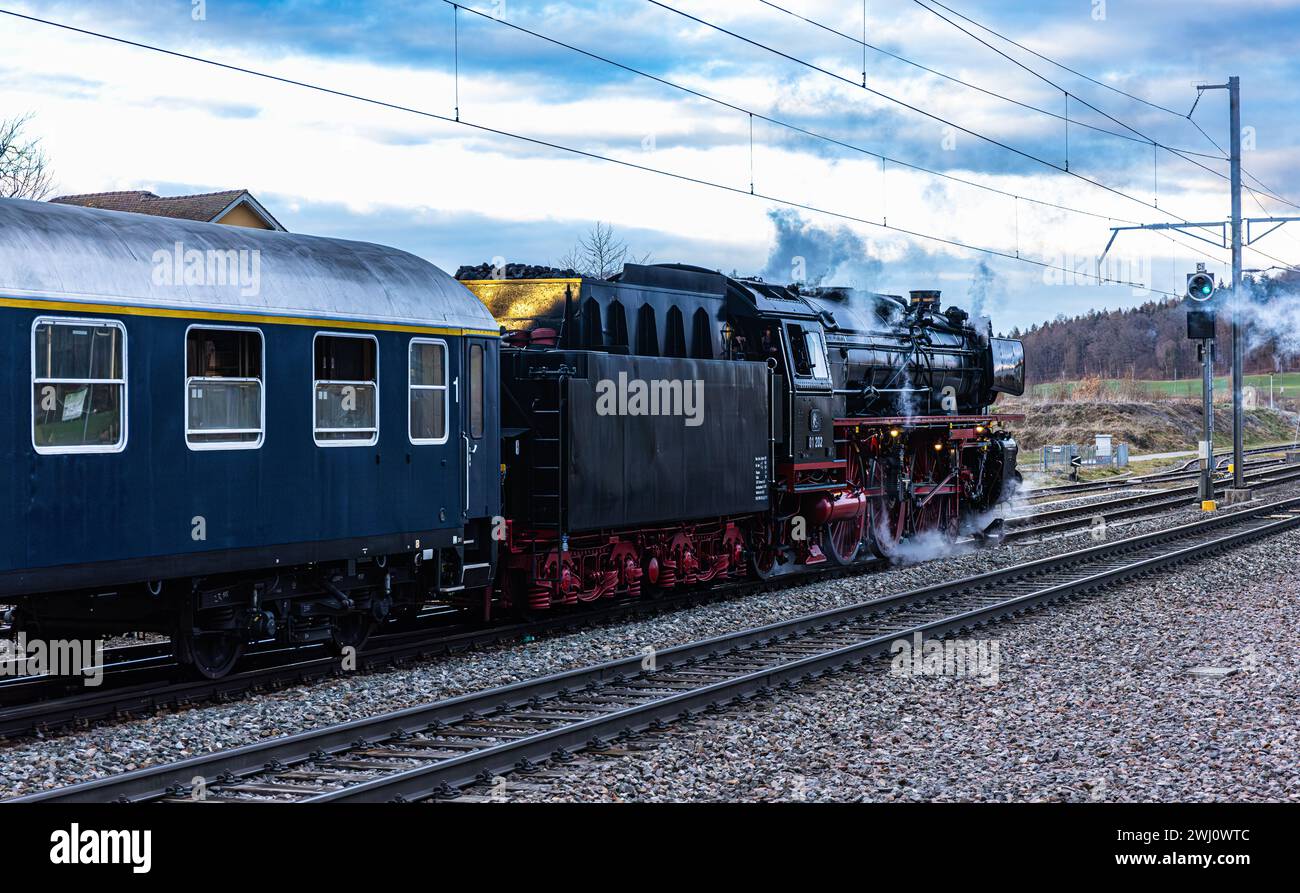Unter Dampf wartet die Dampflokomotive der Baureihe 01 (BR 01, 01 202 ...