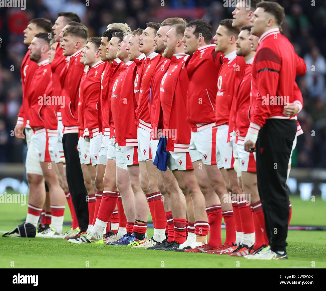 Wales players singing The Wales National Anthem during Guiness 6 ...