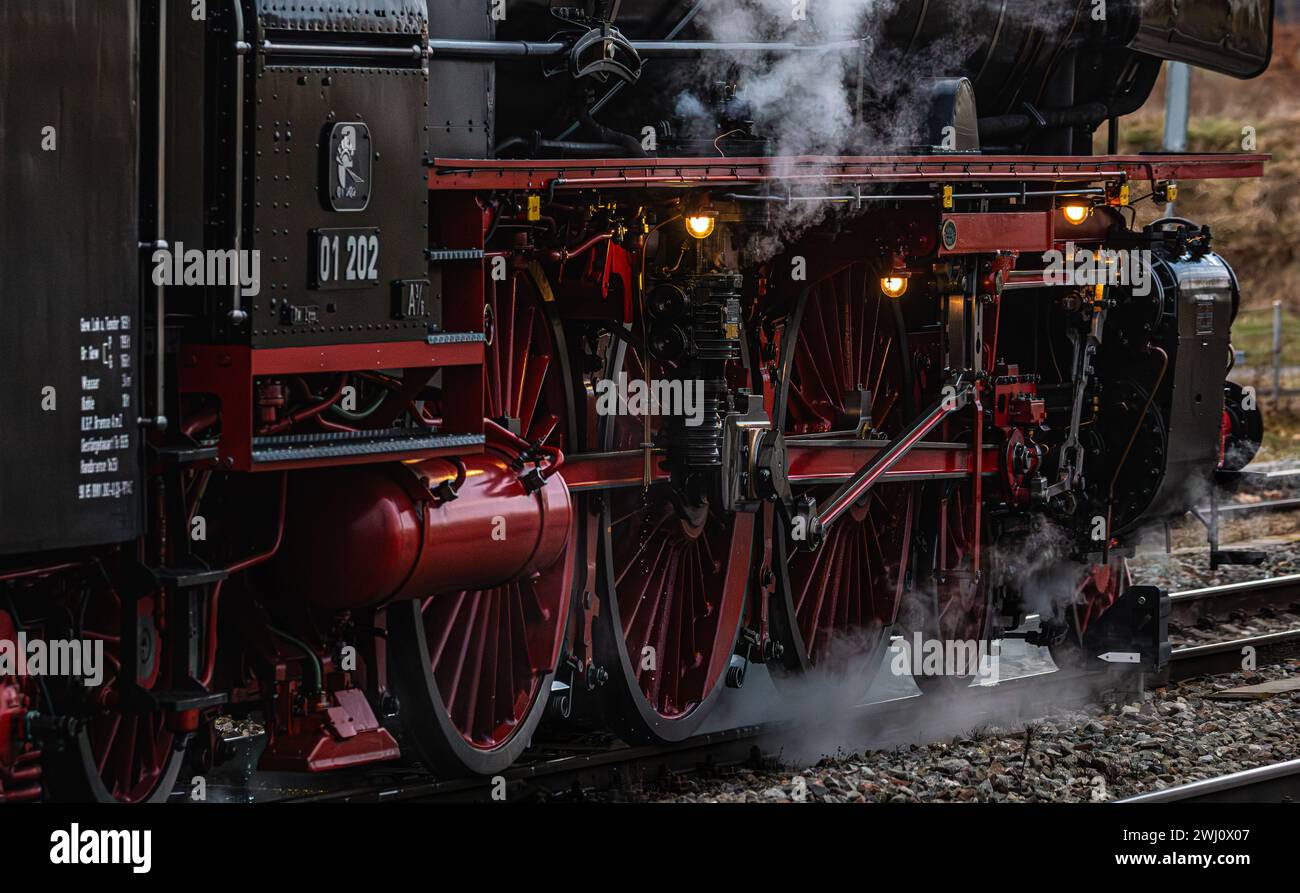 Unter Dampf wartet die Dampflokomotive der Baureihe 01 (BR 01, 01 202 ...