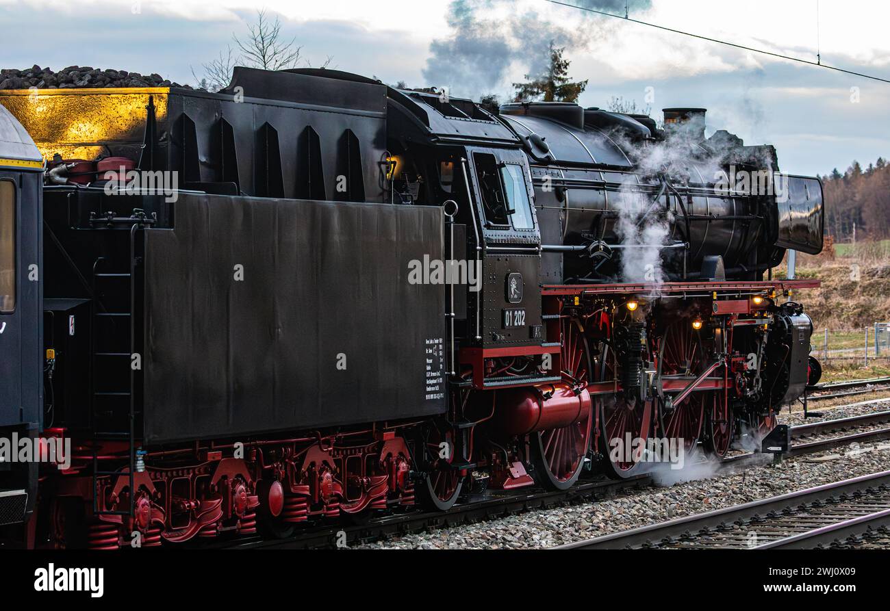 Unter Dampf wartet die Dampflokomotive der Baureihe 01 (BR 01, 01 202 ...