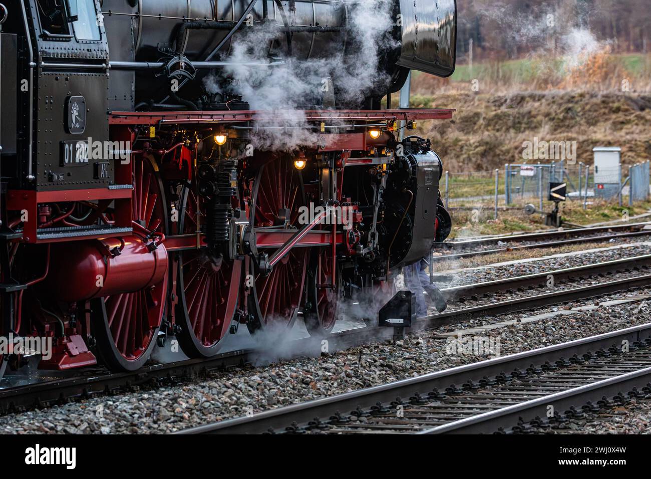 Unter Dampf wartet die Dampflokomotive der Baureihe 01 (BR 01, 01 202 ...