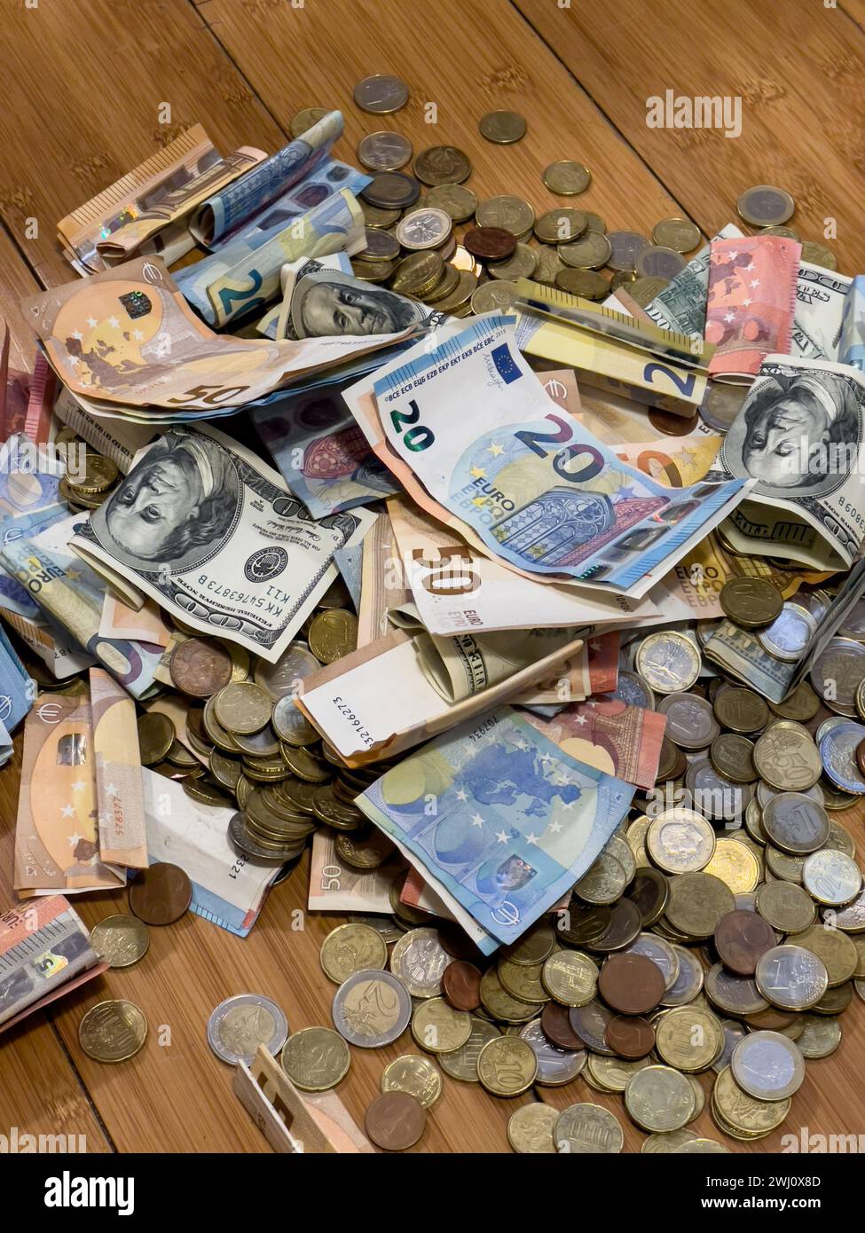 Pile of banknotes hi-res stock photography and images - Alamy