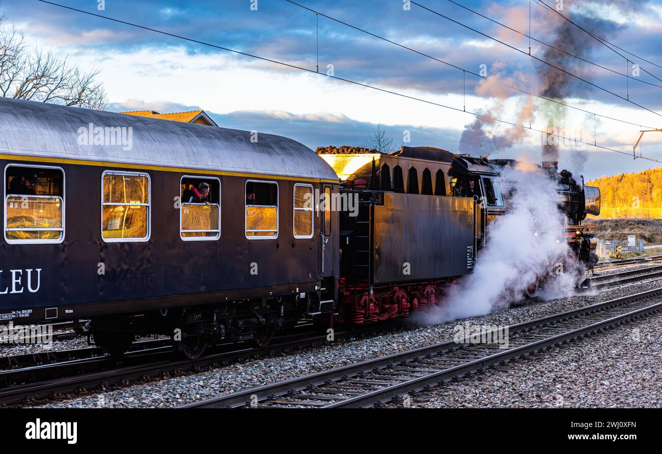 Unter Dampf wartet die Dampflokomotive der Baureihe 01 (BR 01, 01 202 ...