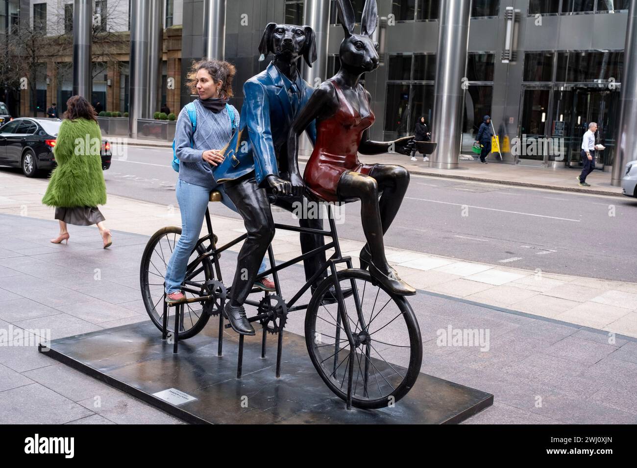 Tandem Lovers sculpture by Gillie and Marc at the heart of Canary Wharf ...
