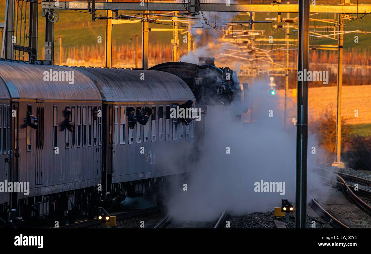 Die Dampflokomotive der Baureihe 01 fährt aus dem Bahnhof Rafz hinaus. Die Schnellzuglokomotive ...