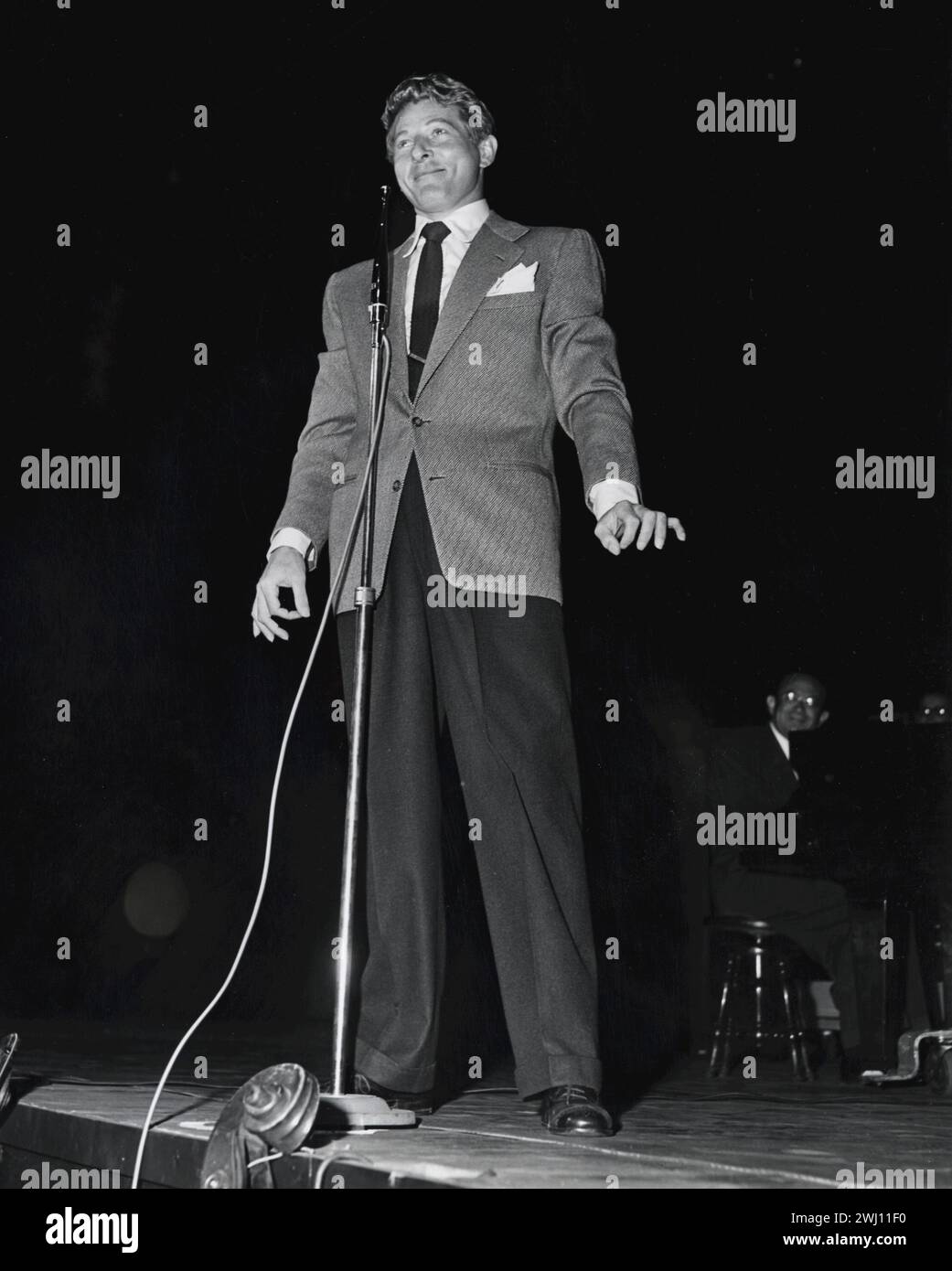 Danny kaye on stage hi-res stock photography and images - Alamy