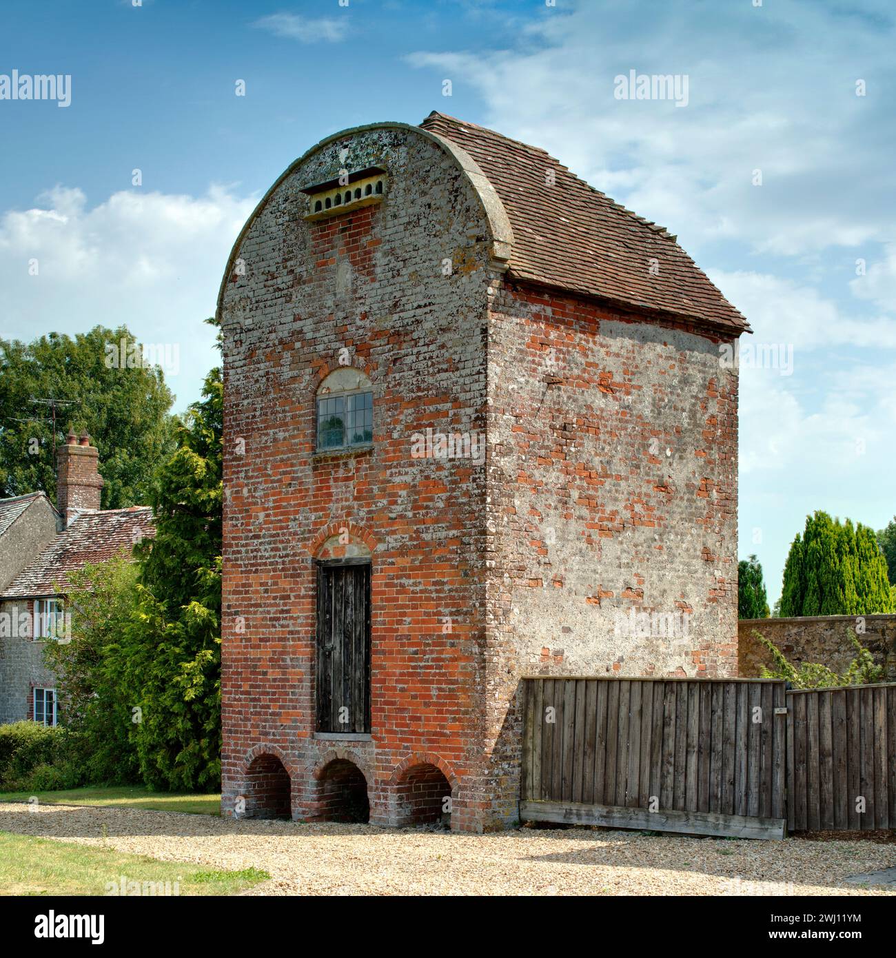Doves at dovecote hi-res stock photography and images - Alamy