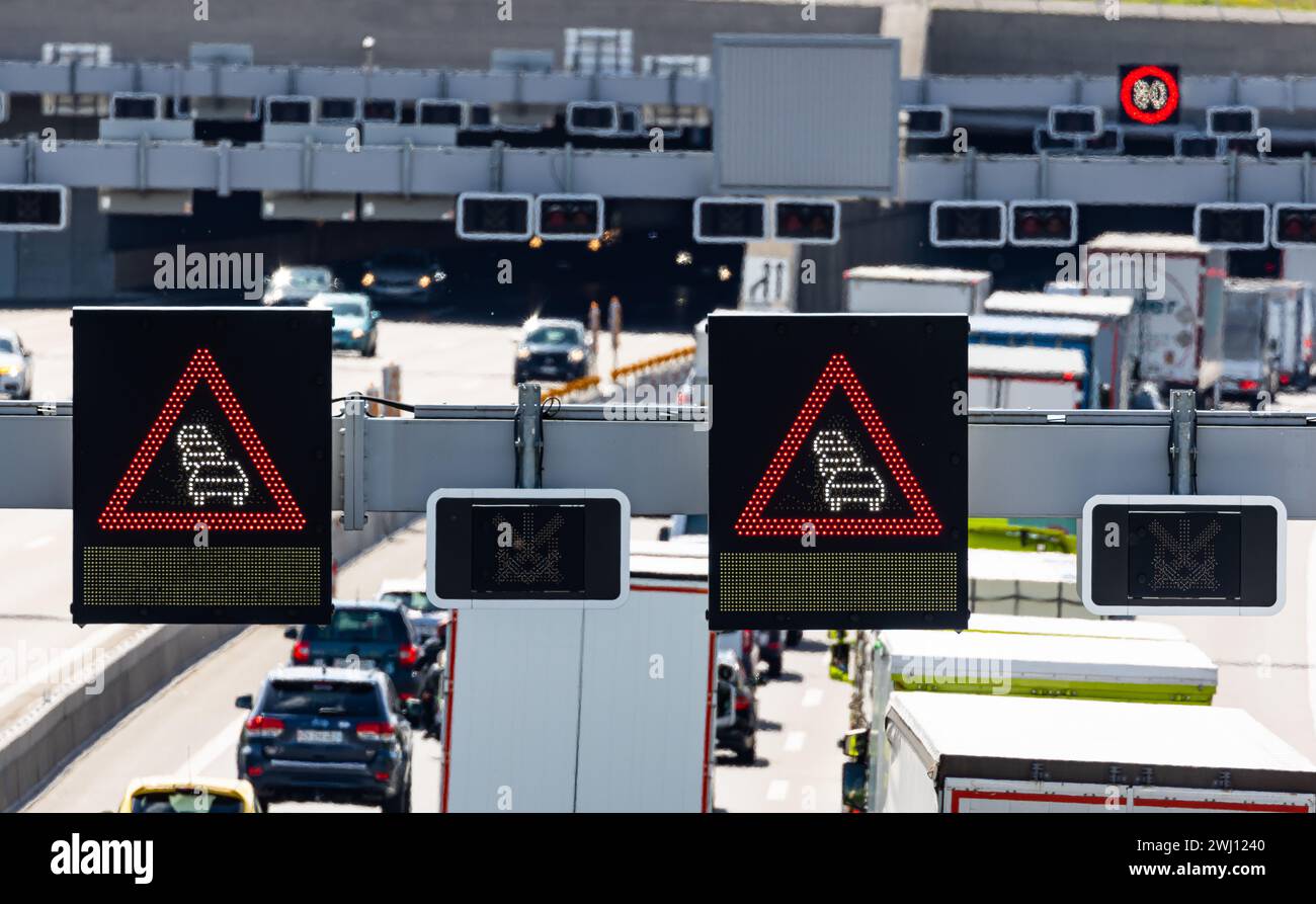 Auf der Autobahn A1 in Fahrrichtung Bern signalisieren Warnschilder das ...