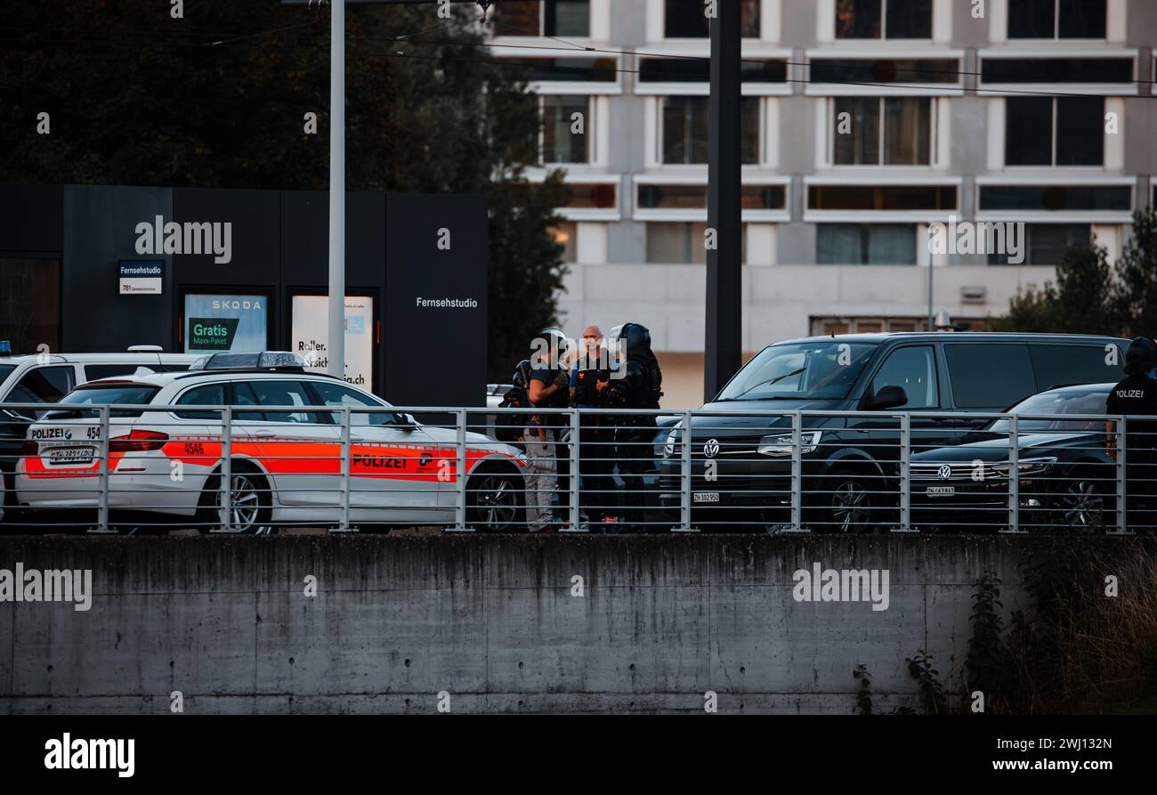 Die Polizei steht mit einem Grossaufgebot bestehend aus Kantonspolizei ...