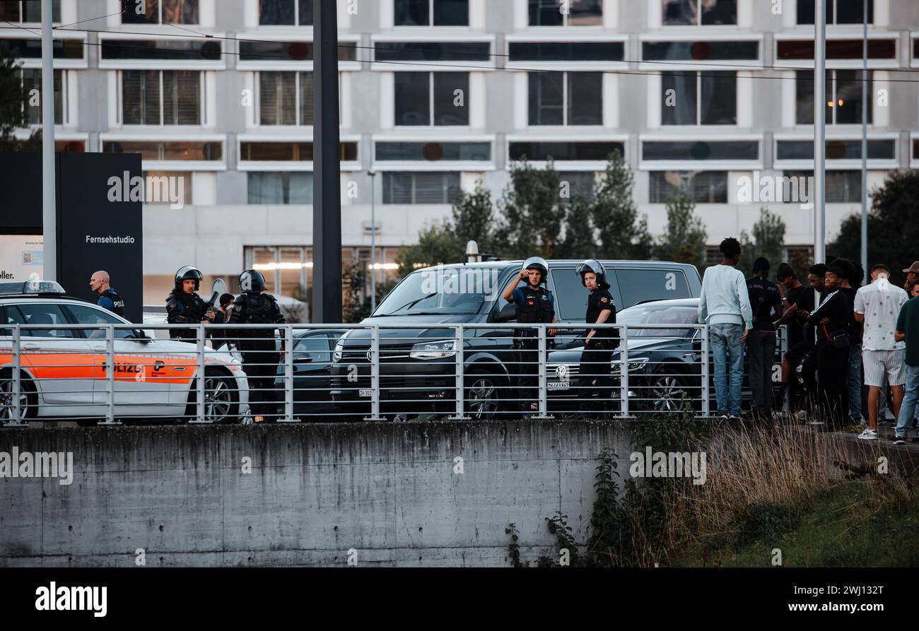 Die Polizei steht mit einem Grossaufgebot bestehend aus Kantonspolizei ...