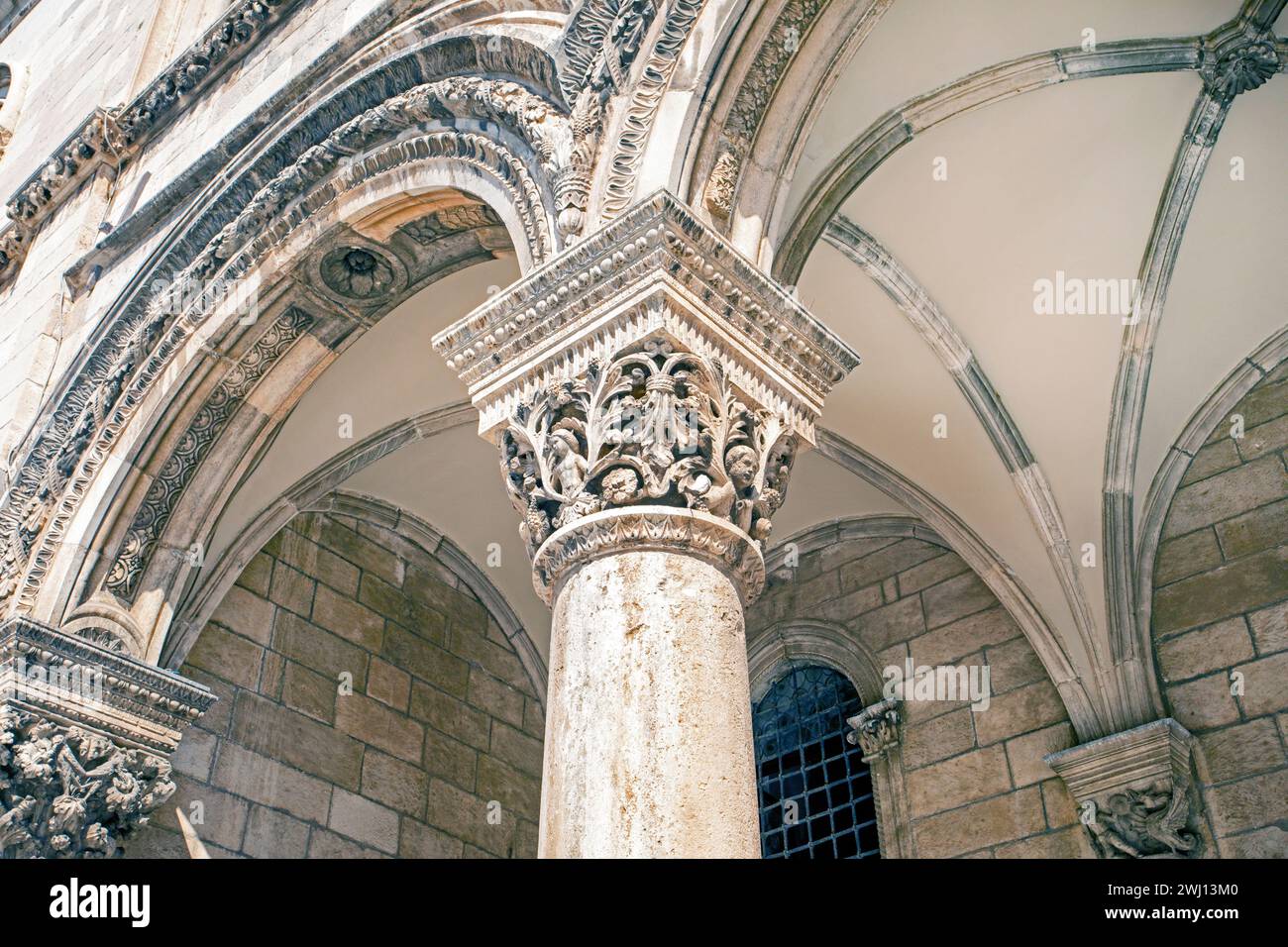 Sun illuminated columns hi-res stock photography and images - Alamy