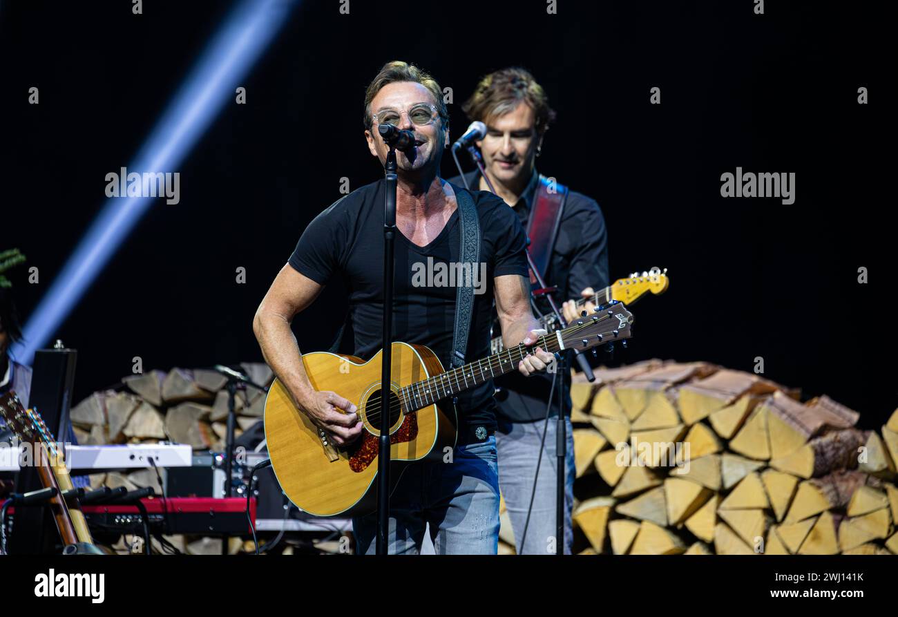 Der Schweizer Sänger Florian Ast mit seiner Band bei seinem Auftritt ...