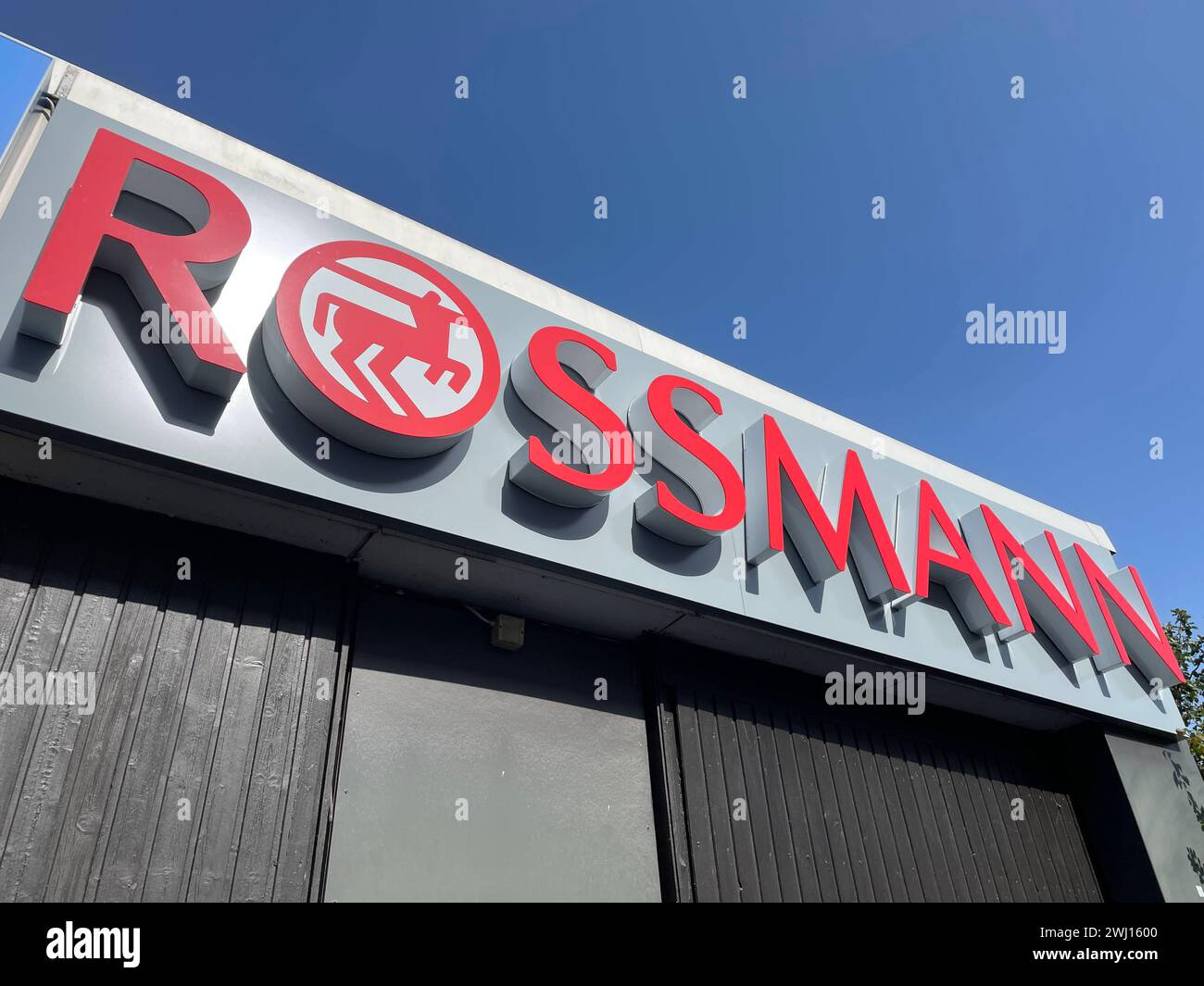 Logo der Kette Rossmann an einer Filiale 12.02.2024 *** Logo of the ...