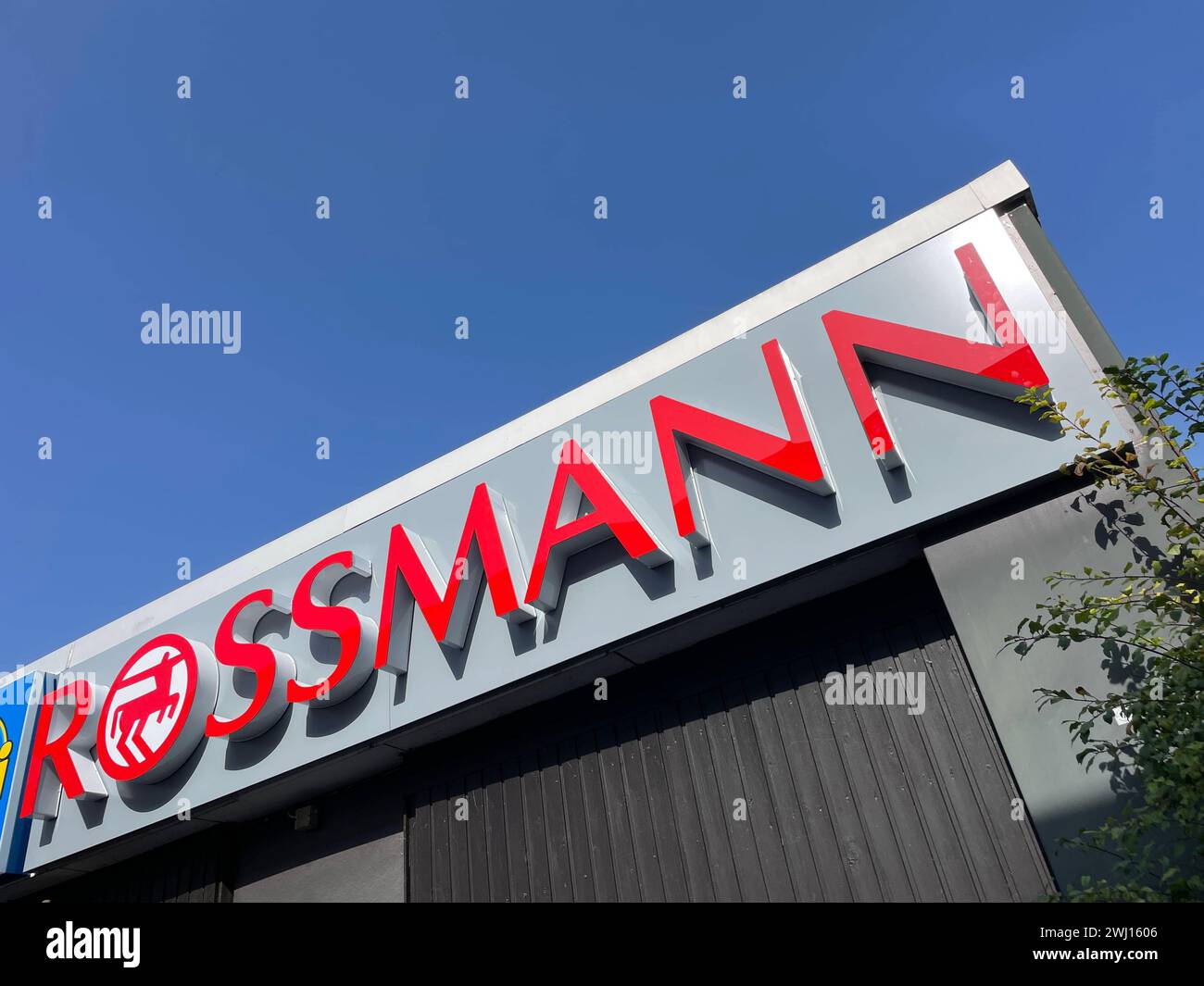 Logo der Kette Rossmann an einer Filiale 12.02.2024 *** Logo of the ...