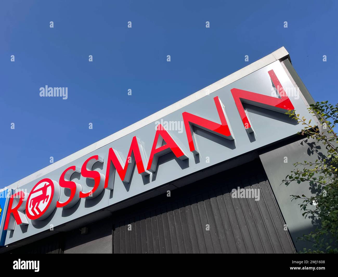 Logo der Kette Rossmann an einer Filiale 12.02.2024 *** Logo of the ...