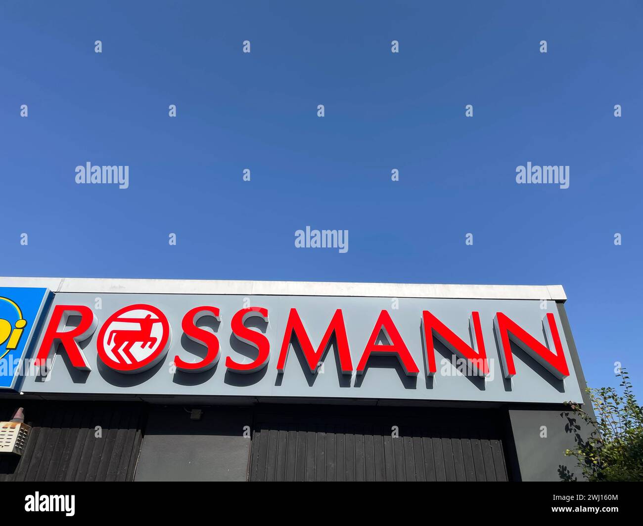 Logo der Kette Rossmann an einer Filiale 12.02.2024 *** Logo of the ...