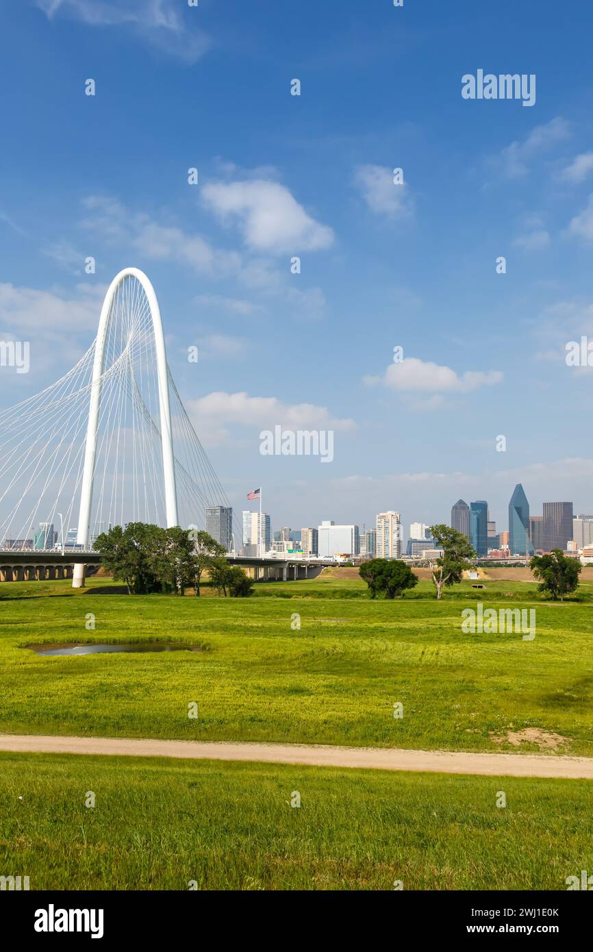 Dallas Skyline am Trinity River und Margaret Hunt Hill Bridge ...