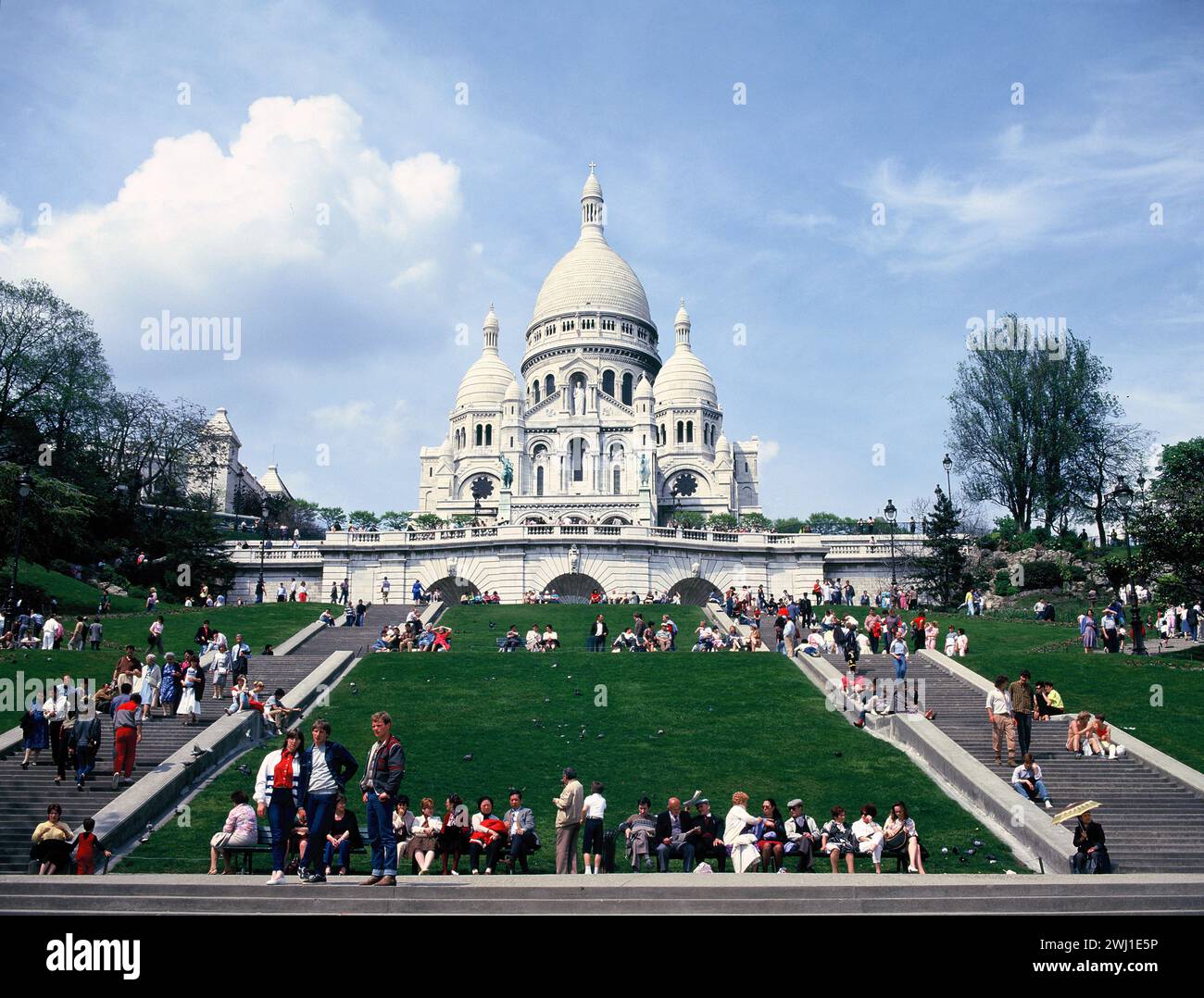 Crowds sacre coeur basilica hi-res stock photography and images - Alamy