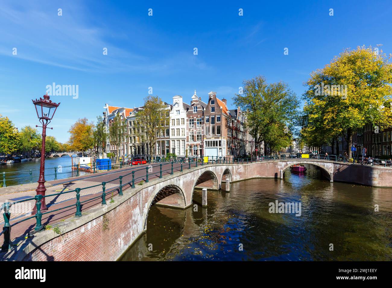 Building bridges hi-res stock photography and images - Alamy