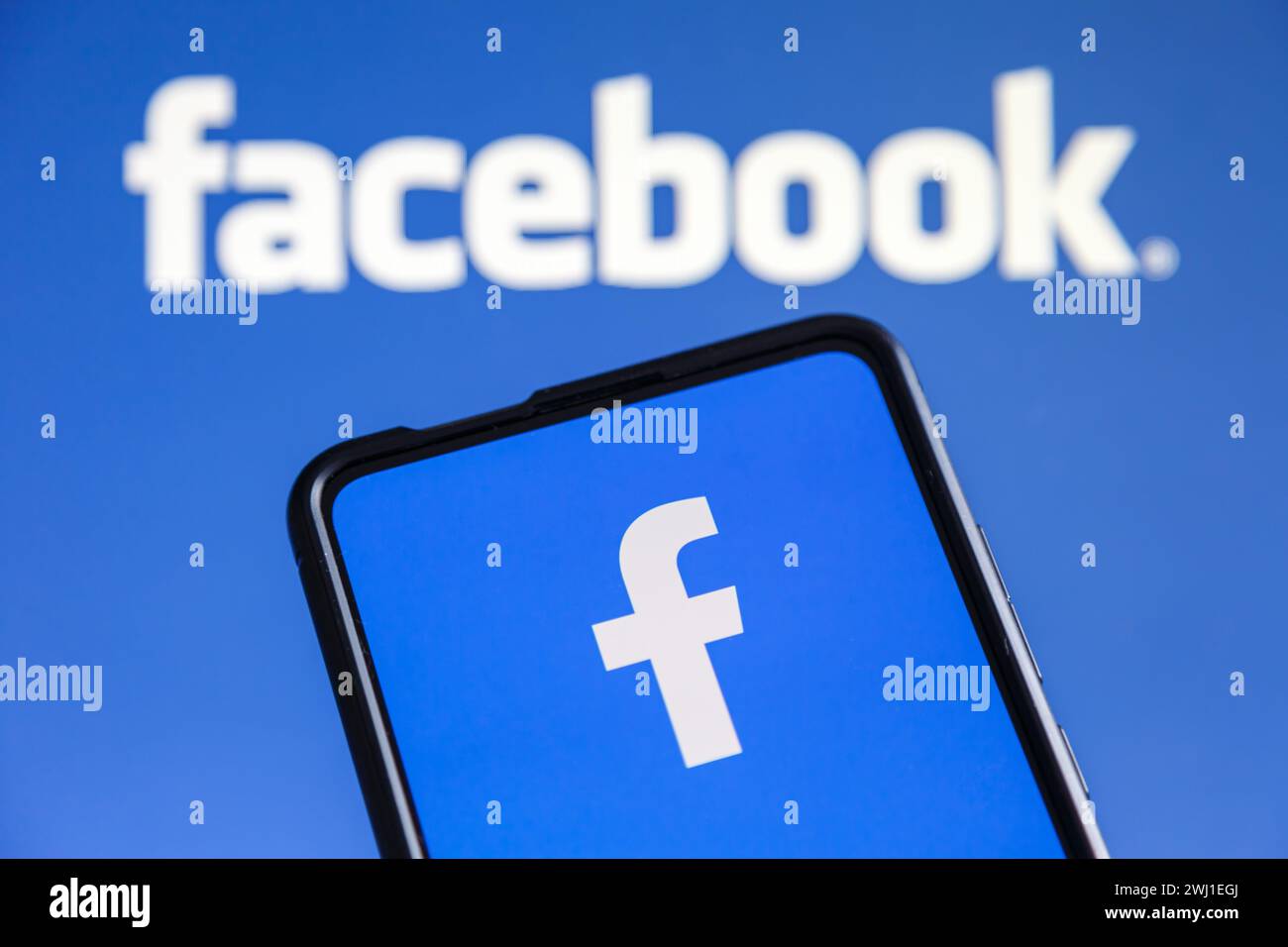 Facebook logo phone hi-res stock photography and images - Alamy