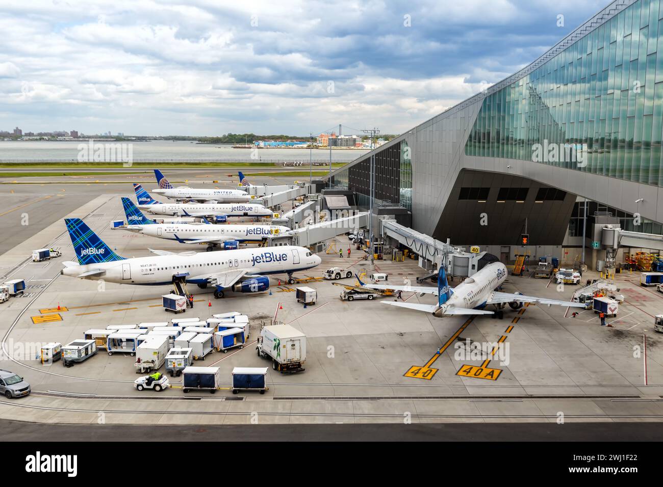 Laguardia airport terminal b hi-res stock photography and images - Alamy