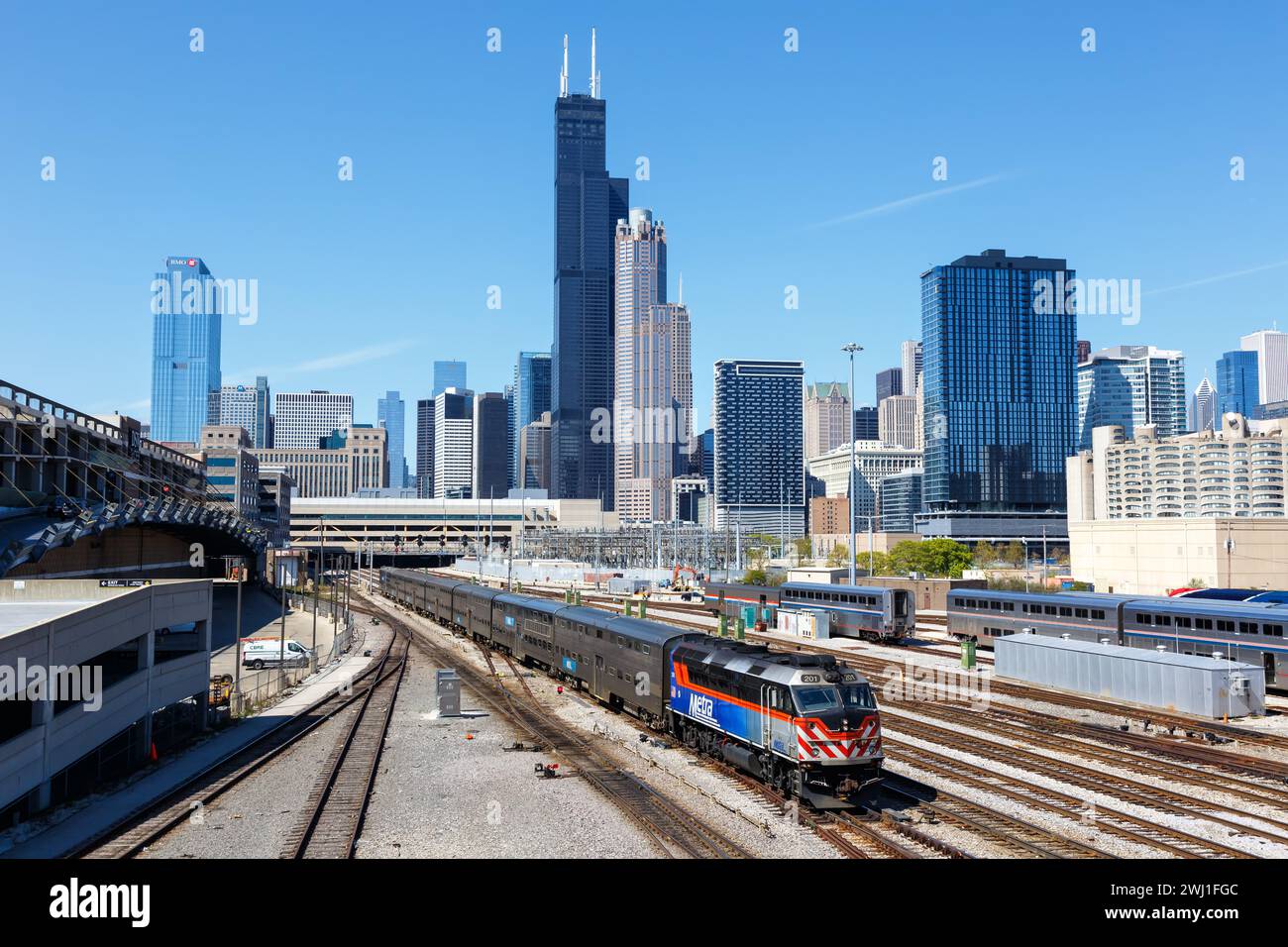 Chicago metra train hi-res stock photography and images - Alamy
