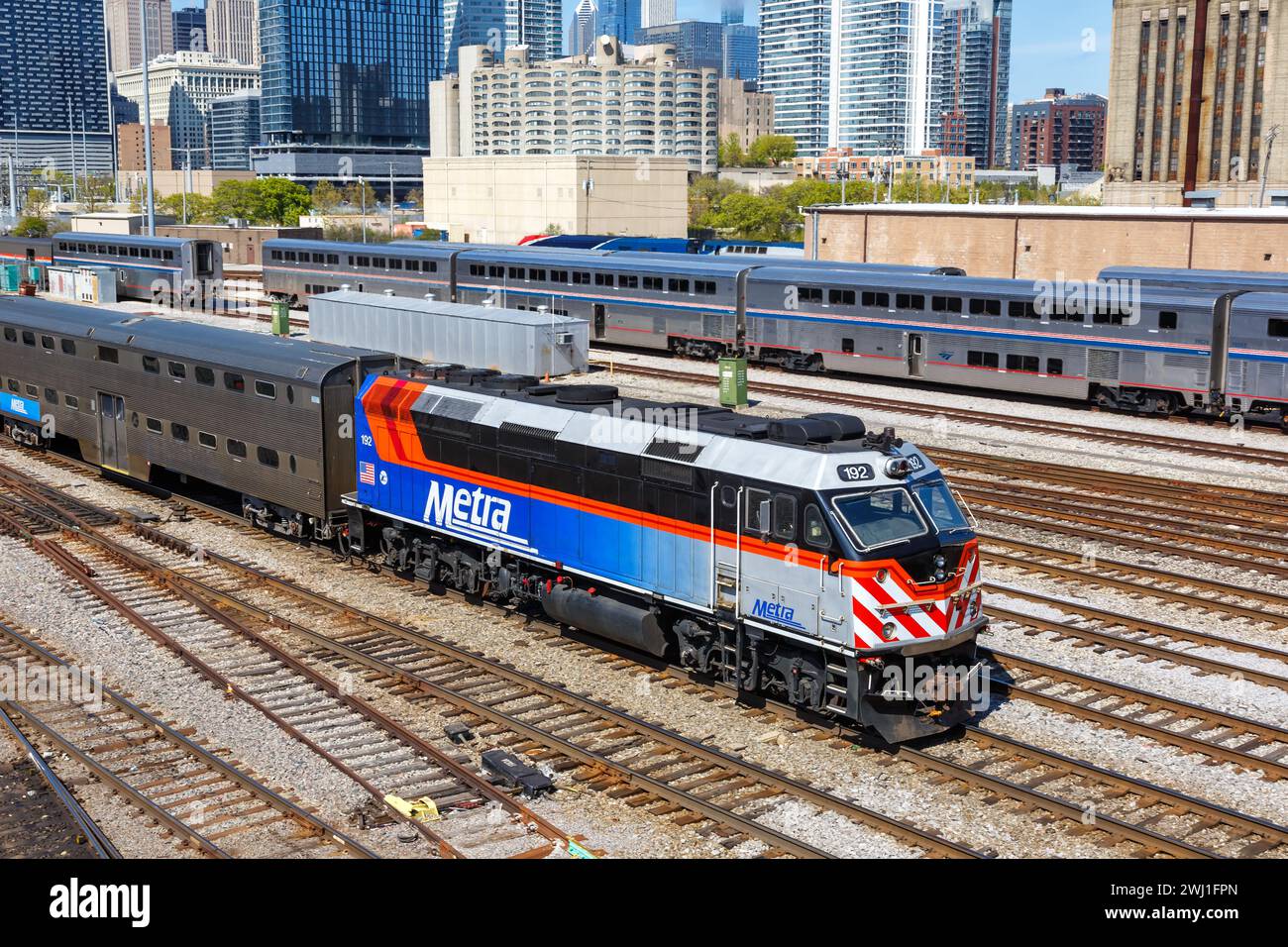 Chicago metra train hi-res stock photography and images - Alamy