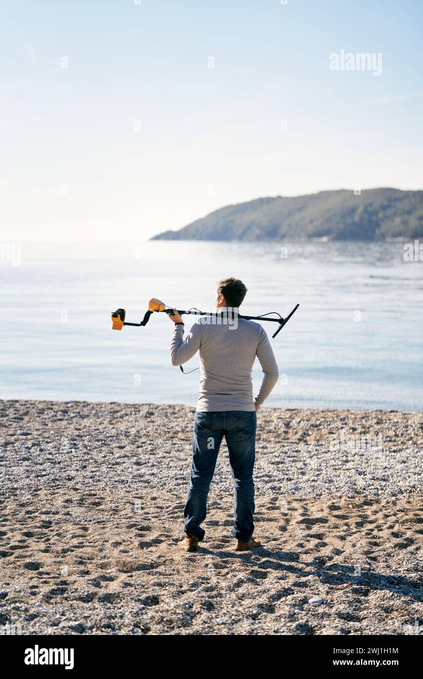Man sweeping beach hi-res stock photography and images - Alamy