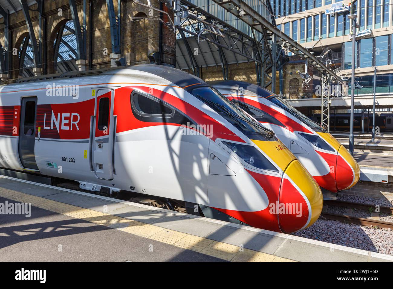 Azuma Schnellzüge der London North Eastern Railway LNER im Bahnhof ... Azuma Schnellzüge der London North Eastern Railway LNER im Bahnhof ...