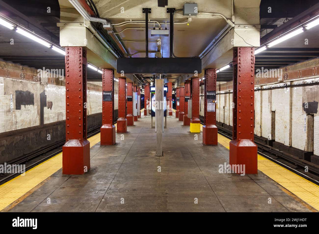 New York City Subway Metro U-Bahn U-Bahnhof Bowery der J Line in New ...