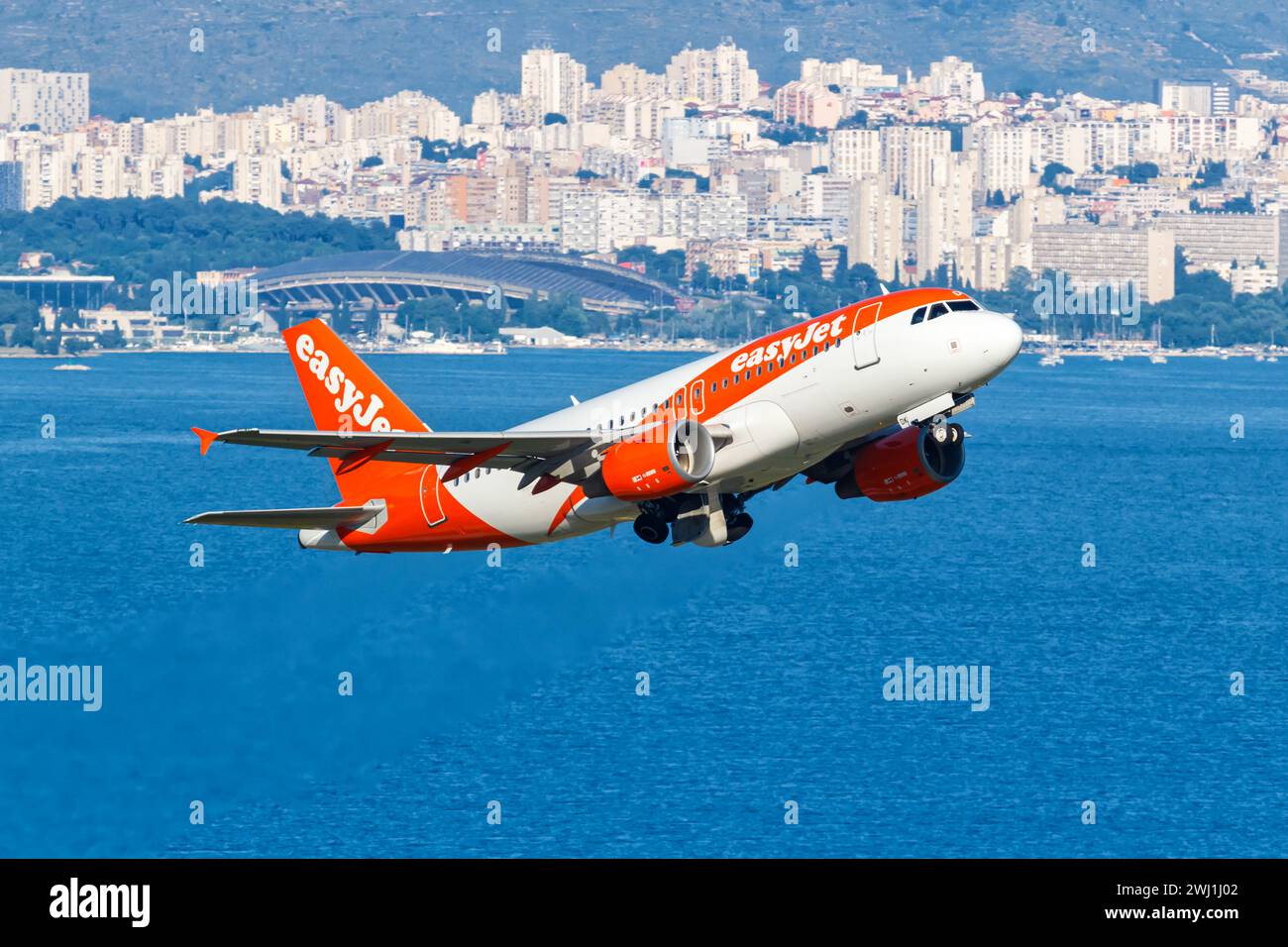 Easyjet airbus a319 airplane hi-res stock photography and images - Alamy