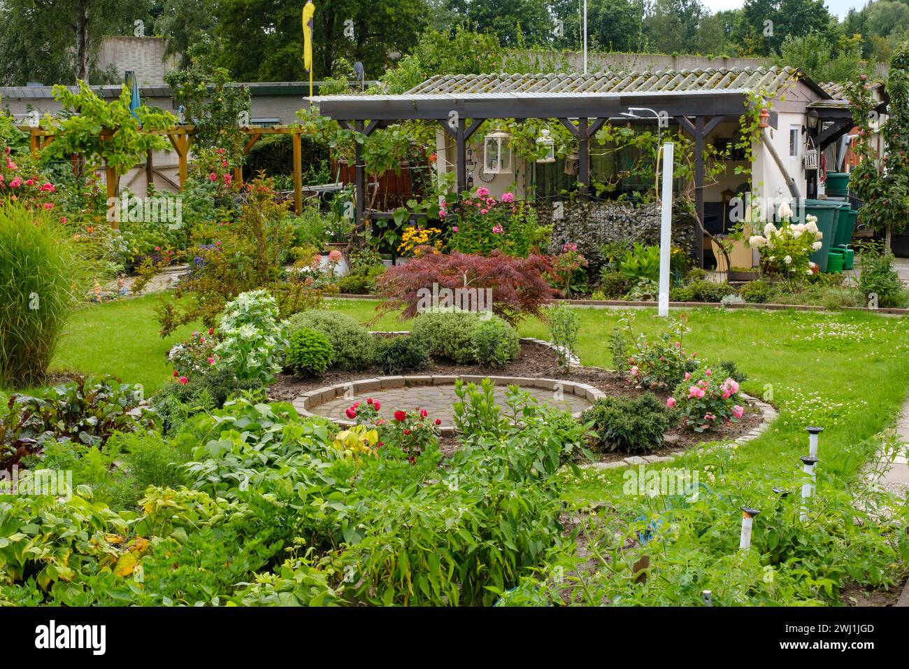 Building a bower hi-res stock photography and images - Alamy