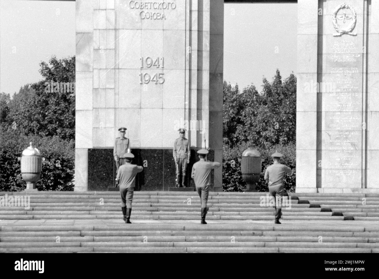The Soviet War Memorial in West Berlin in 1989 Stock Photo - Alamy