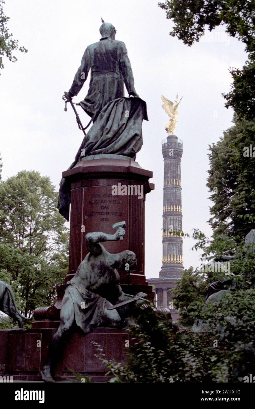 The Bismarck statue and Siegessäule in the tiergarten Berlin Stock ...