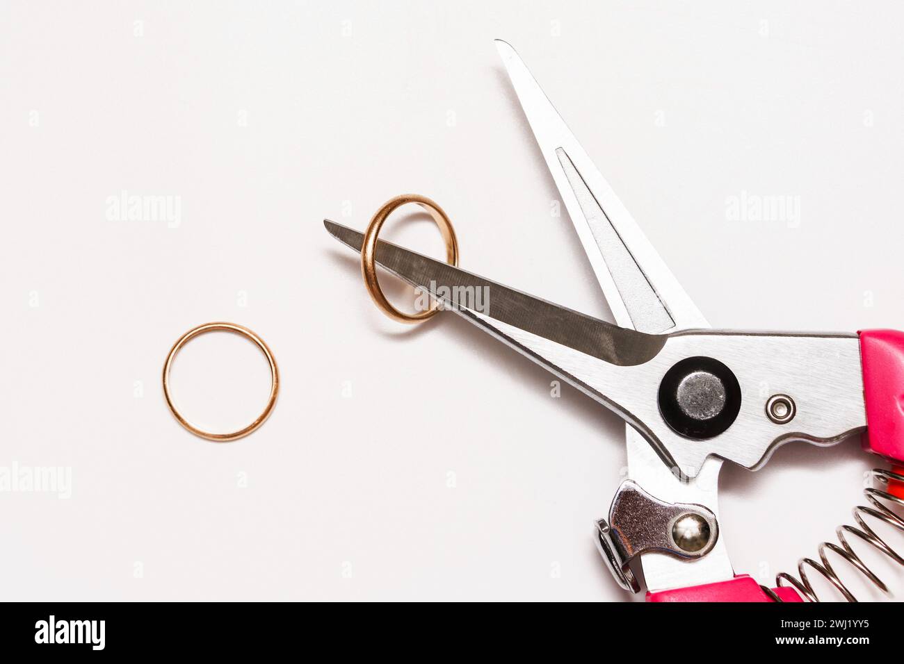 Broken wedding rings hi-res stock photography and images - Alamy