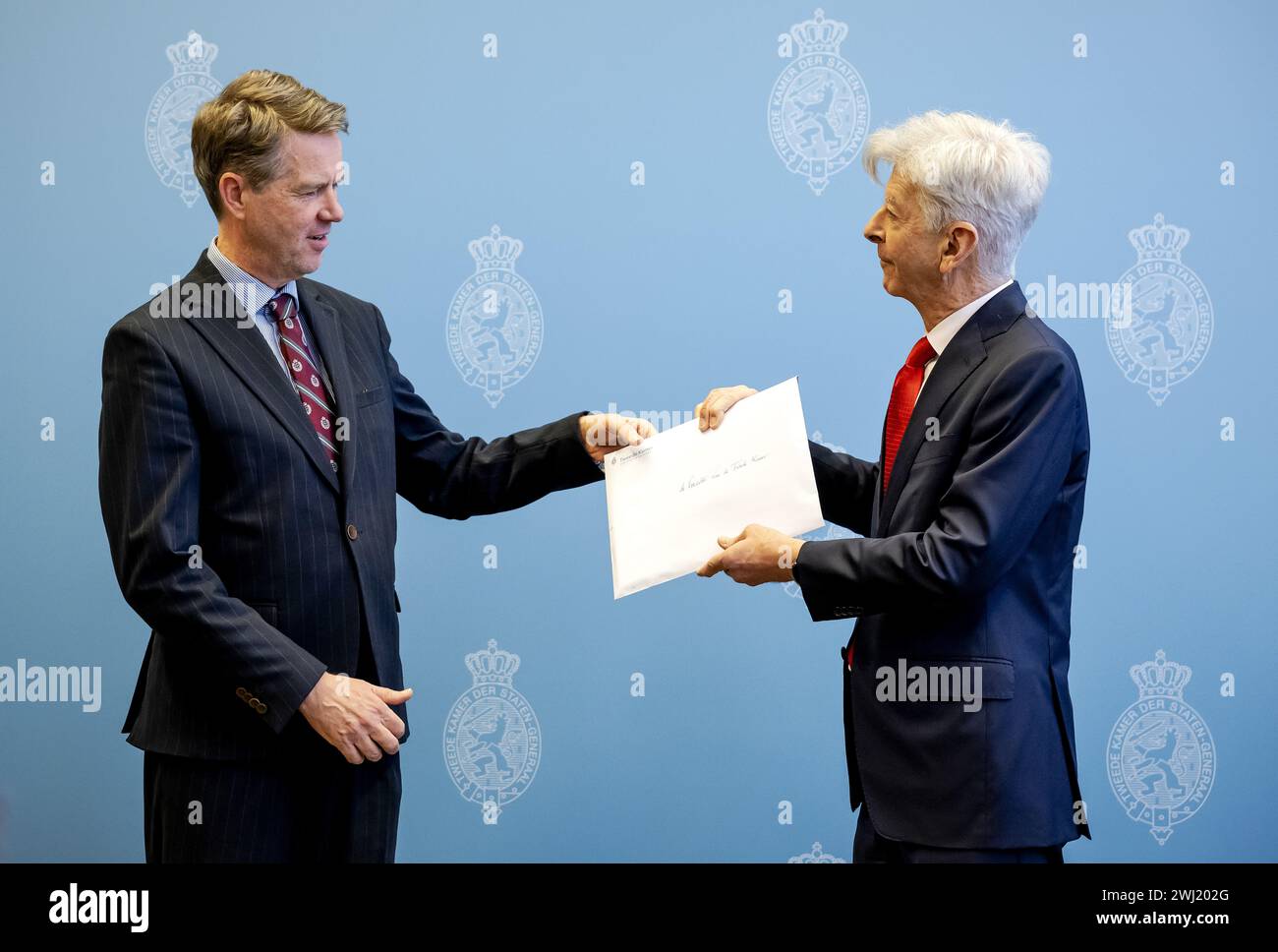 THE HAGUE - Informer Ronald Plasterk (r) presents his final report to ...