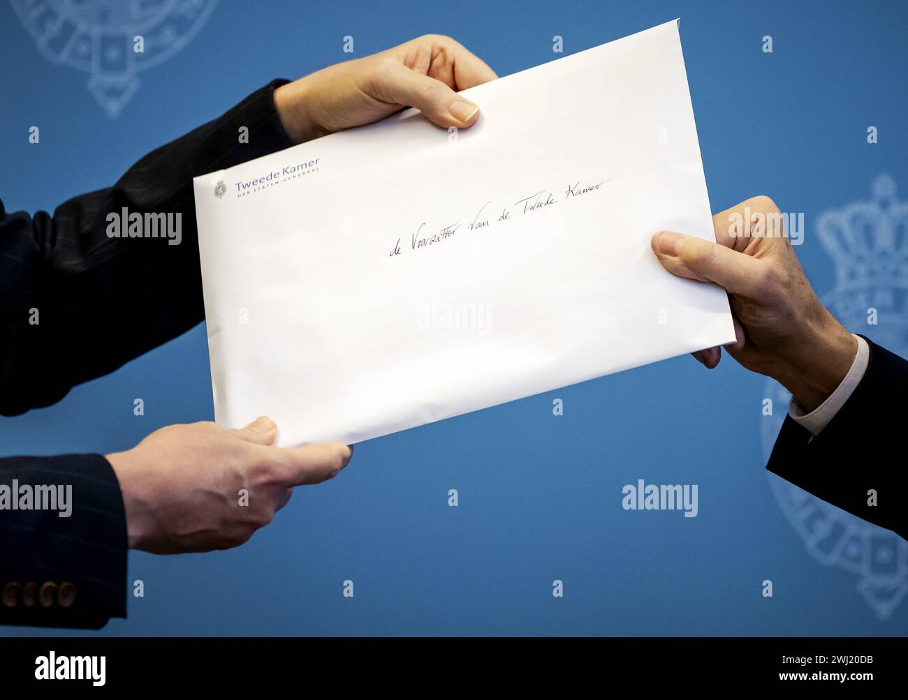 THE HAGUE - Informer Ronald Plasterk (r) presents his final report to ...