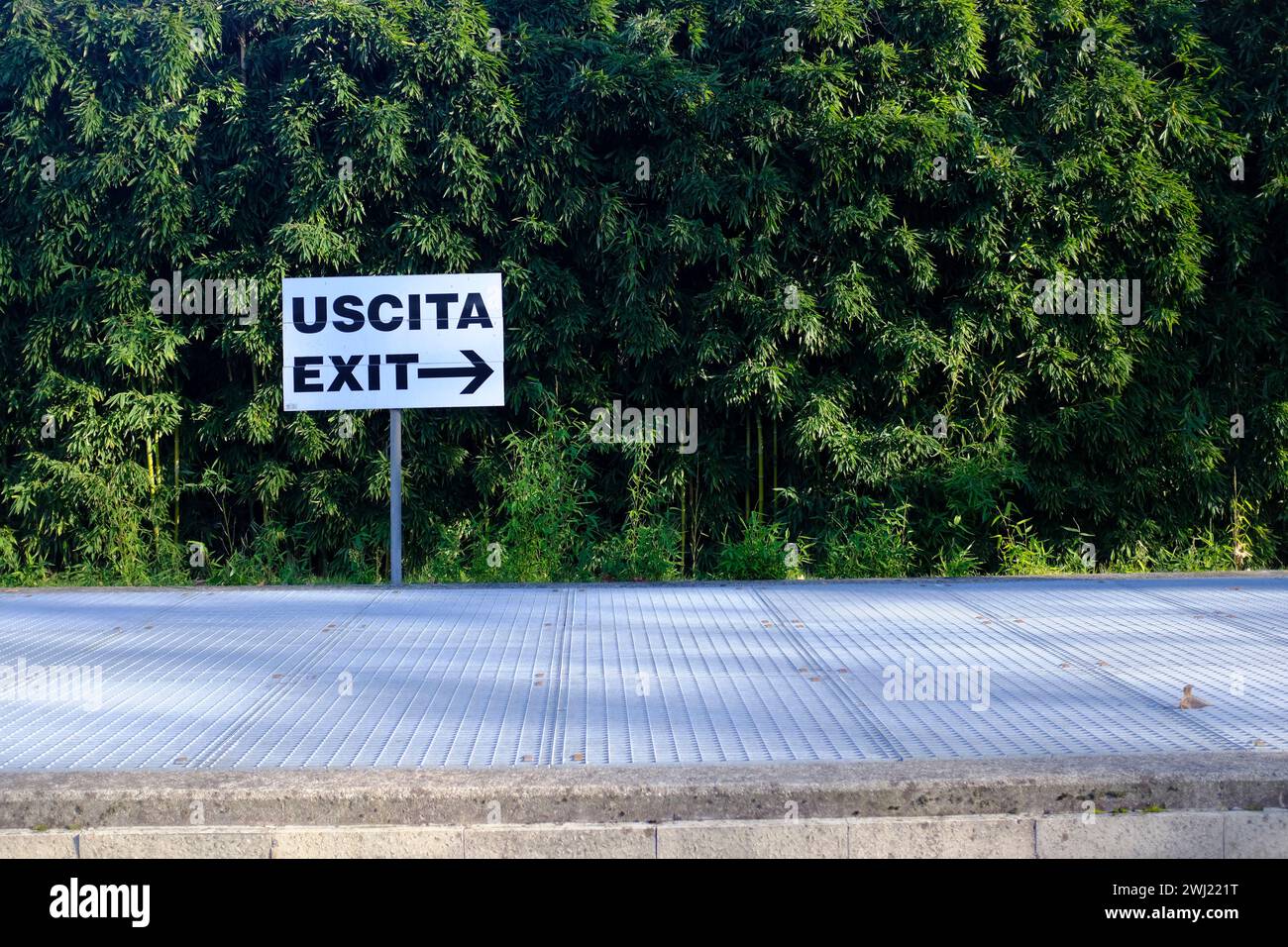Exit sign in english and italian Stock Photo - Alamy